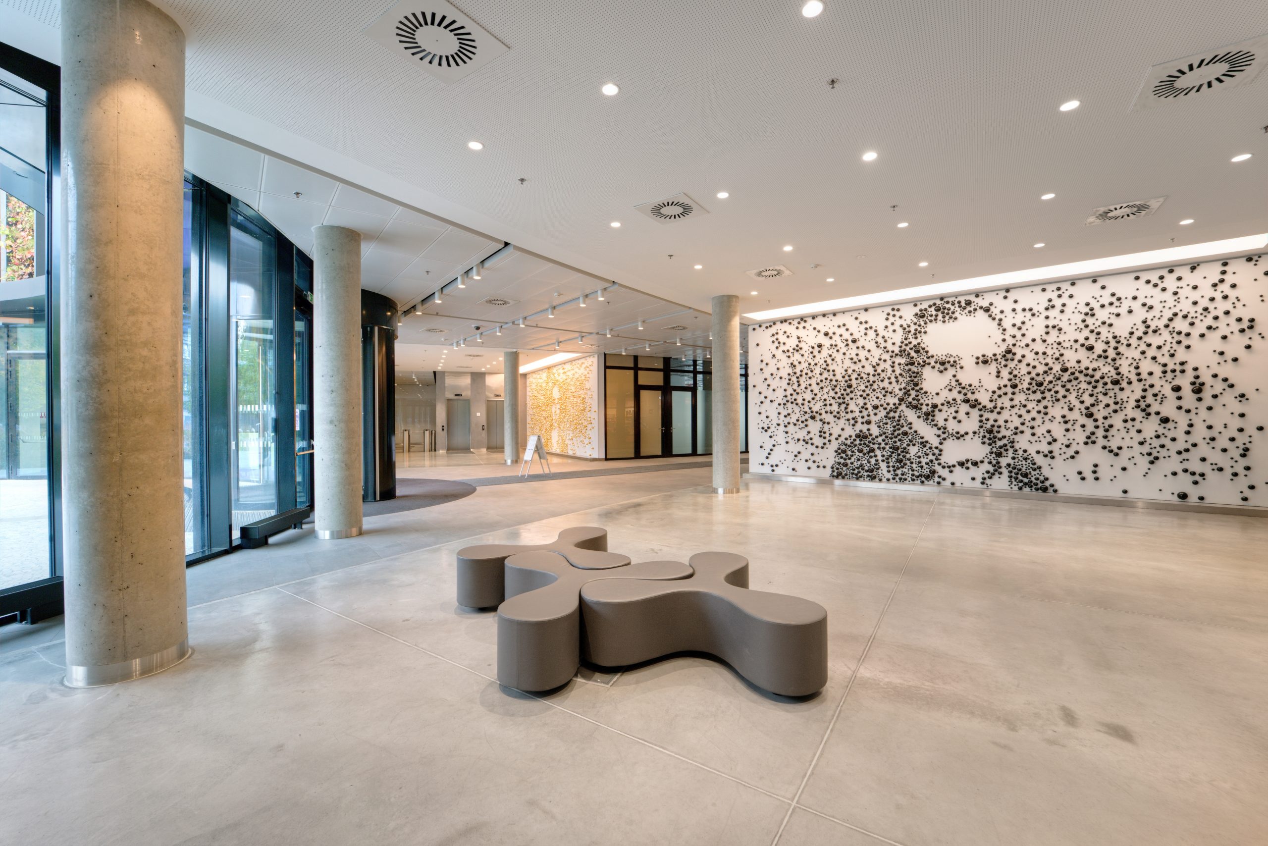 AFI Karlín Butterfly - Interiérové Systémy Lindner