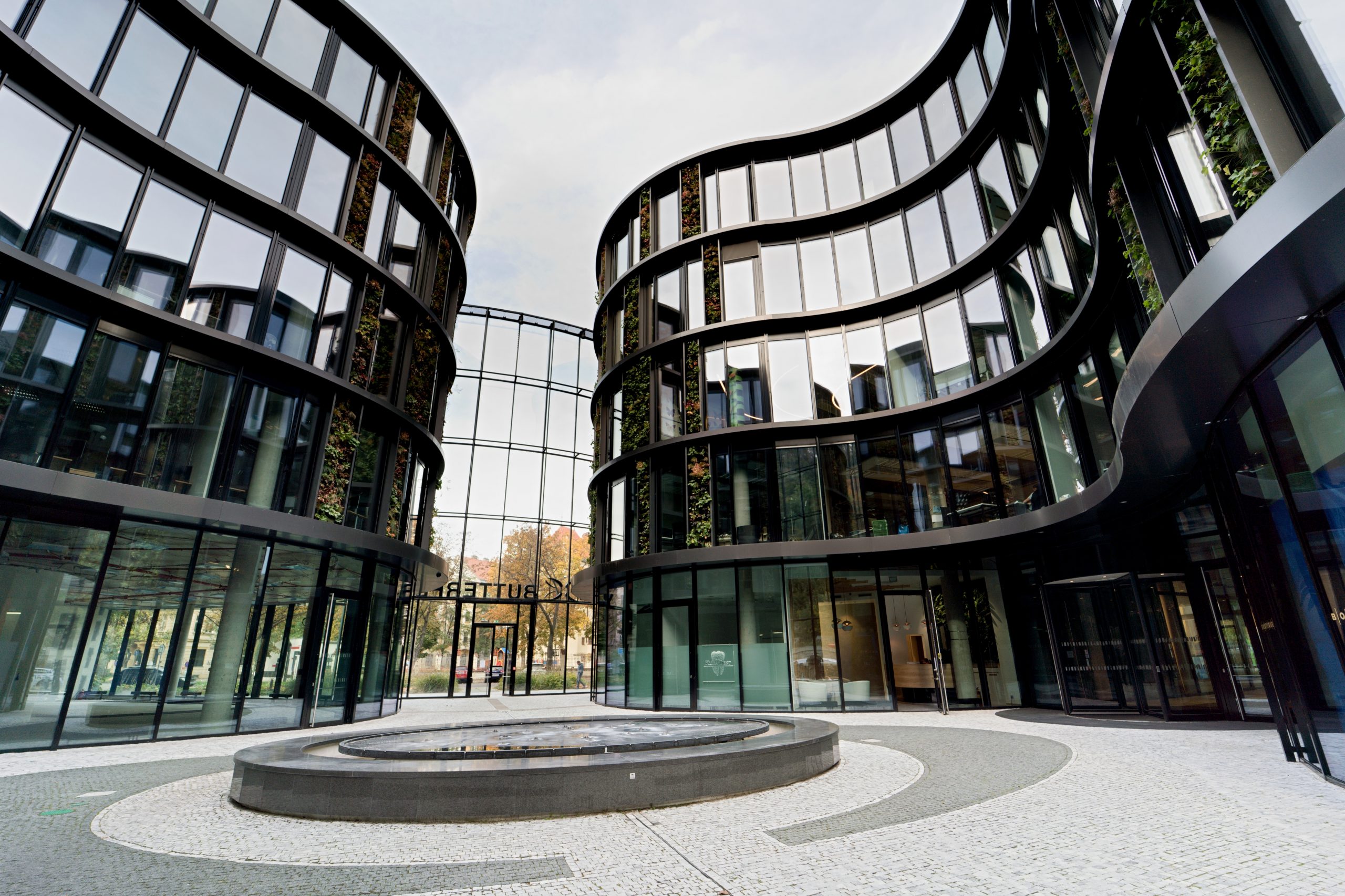 AFI Karlín Butterfly - Interiérové Systémy Lindner