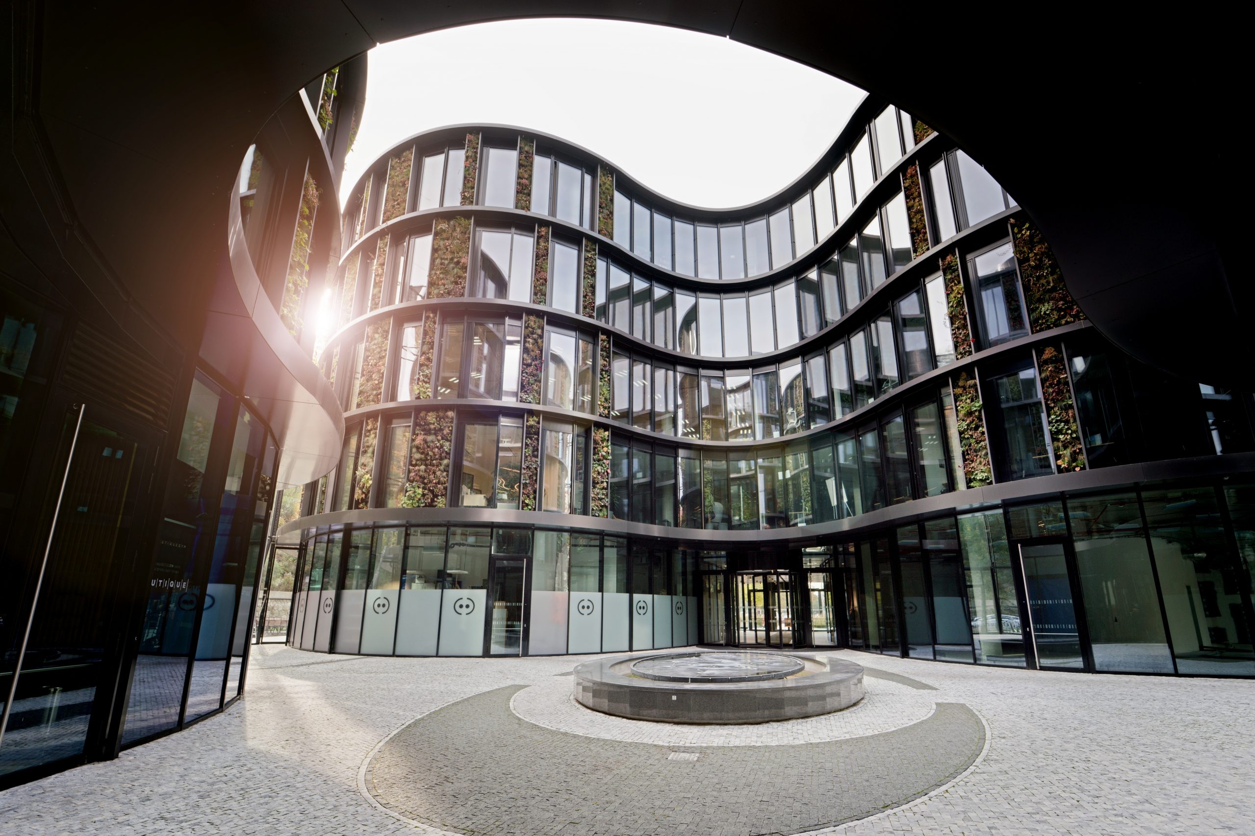 AFI Karlín Butterfly - Interiérové Systémy Lindner