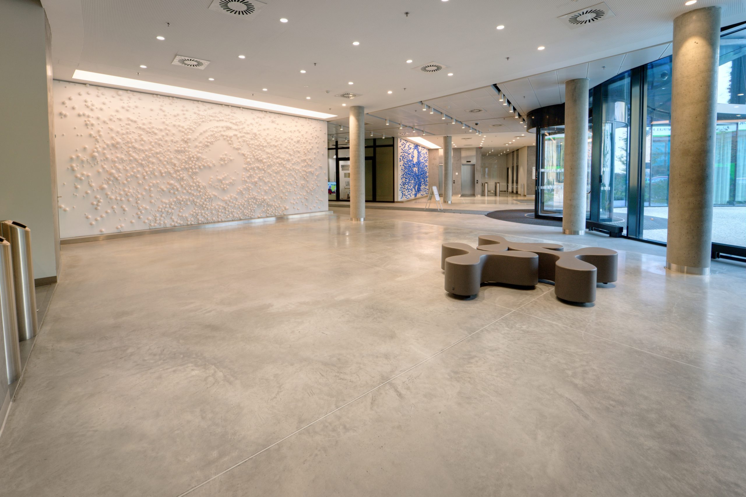 AFI Karlín Butterfly - Interiérové Systémy Lindner