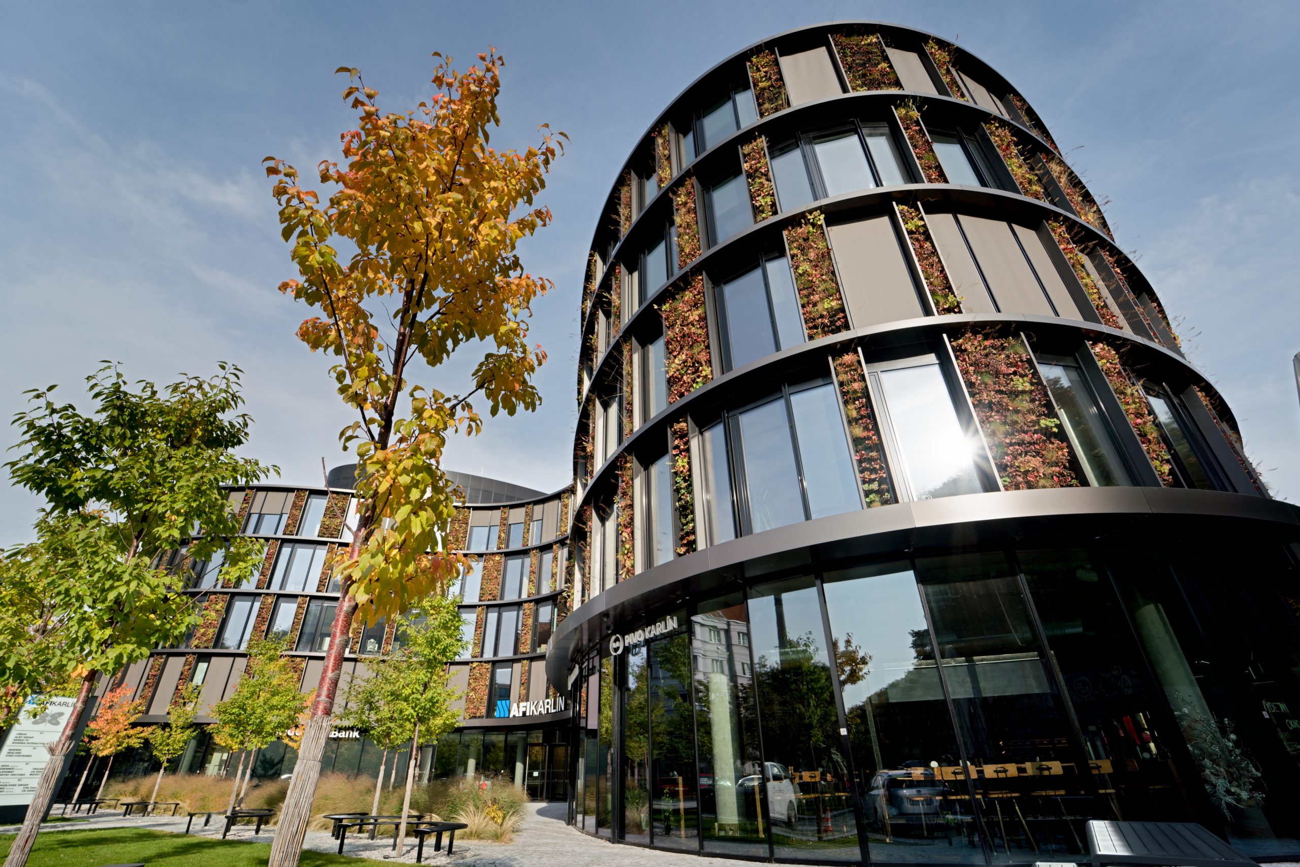 AFI Karlín Butterfly - Interiérové Systémy Lindner